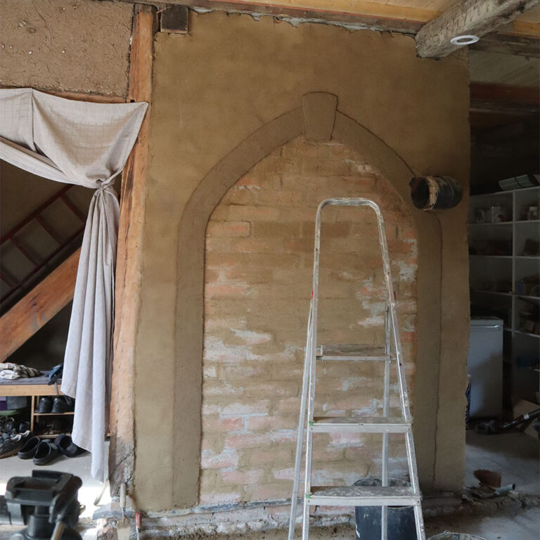 Lehmwand mit Sgraffitotechnik – Die Kaminwand Teil 1 – Mit eigener Hand