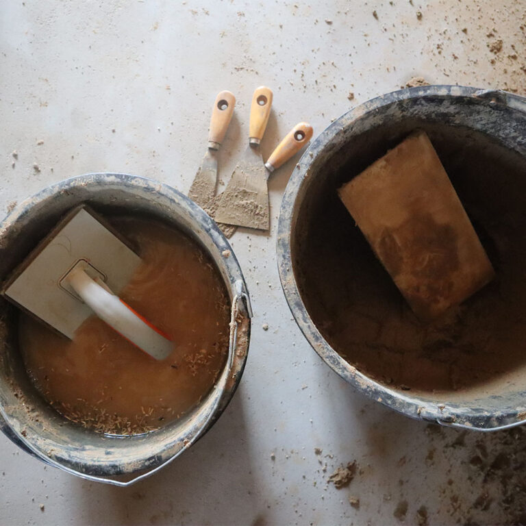 Lehmwand mit Sgraffitotechnik – Die Kaminwand Teil 1 – Mit eigener Hand